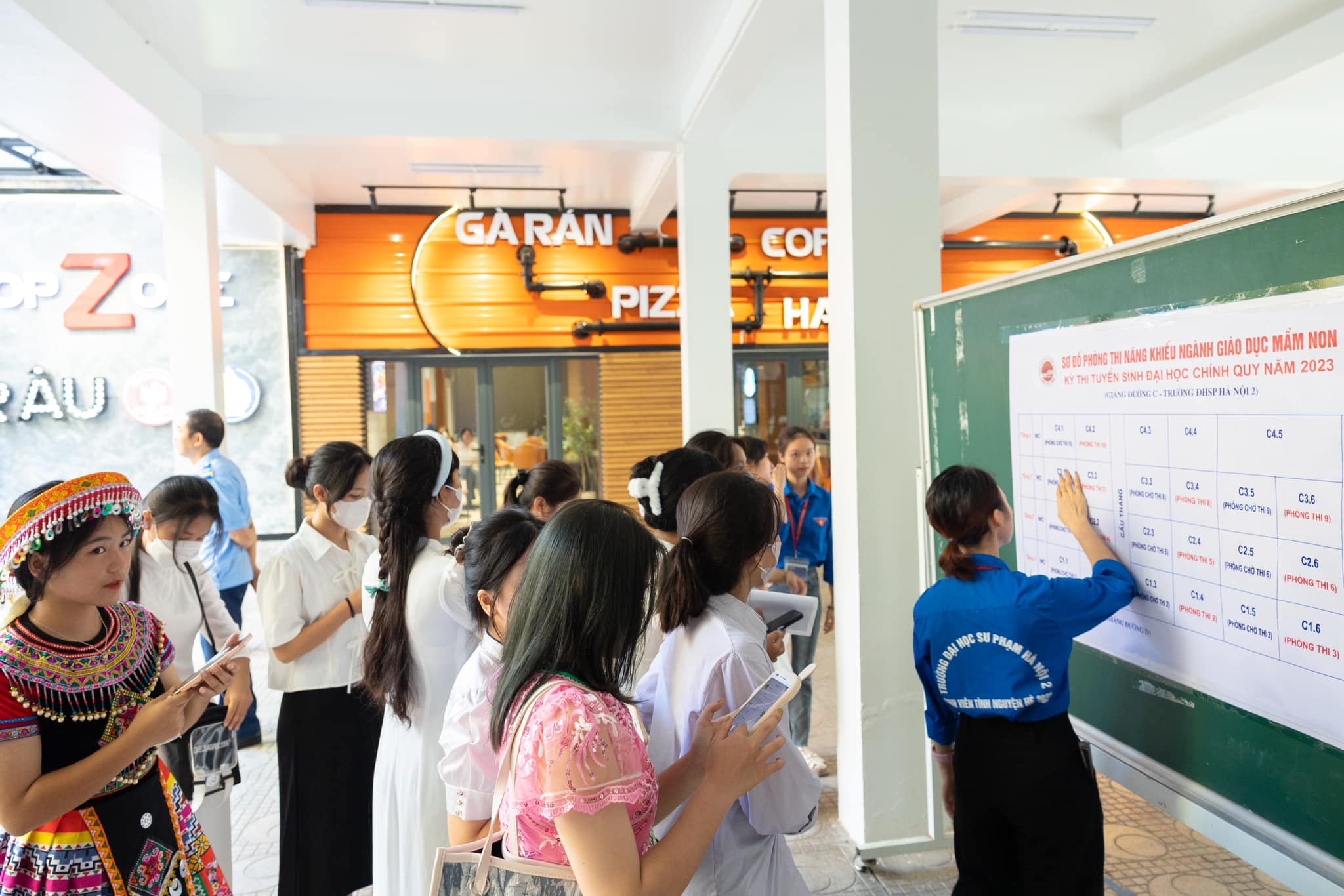 Sinh viên tình nguyện HPU2 tiếp sức mùa thi 2023